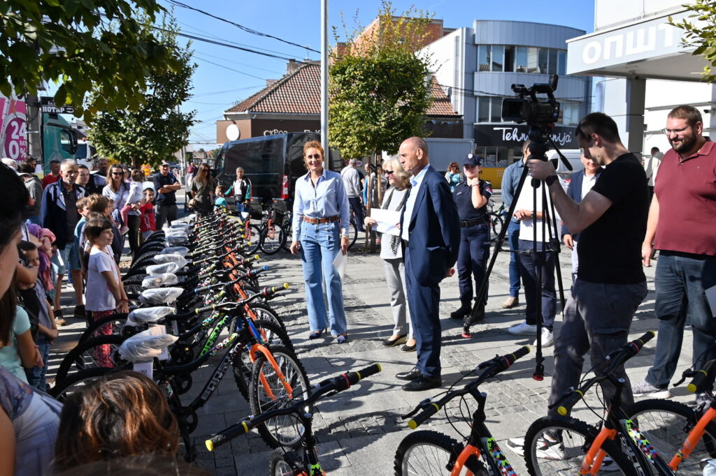 » Opština Surčin darovala 57 bicikala surčinskim osnovcima